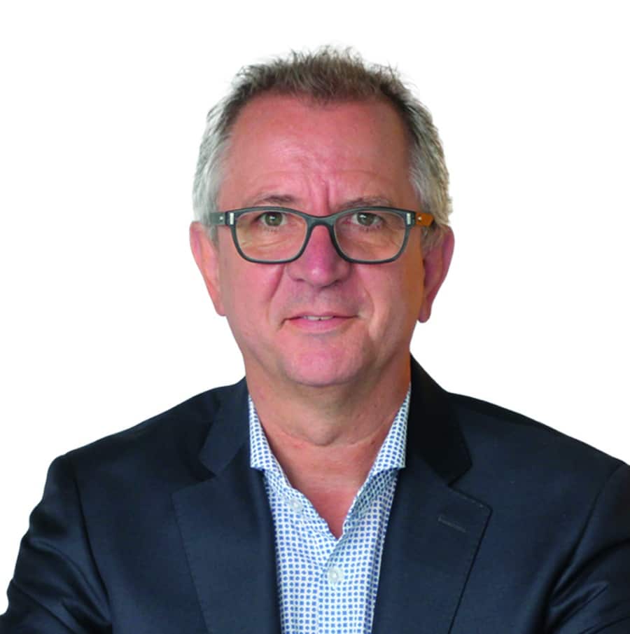 Junge Führungskräfte auf der Bühne › Print.de